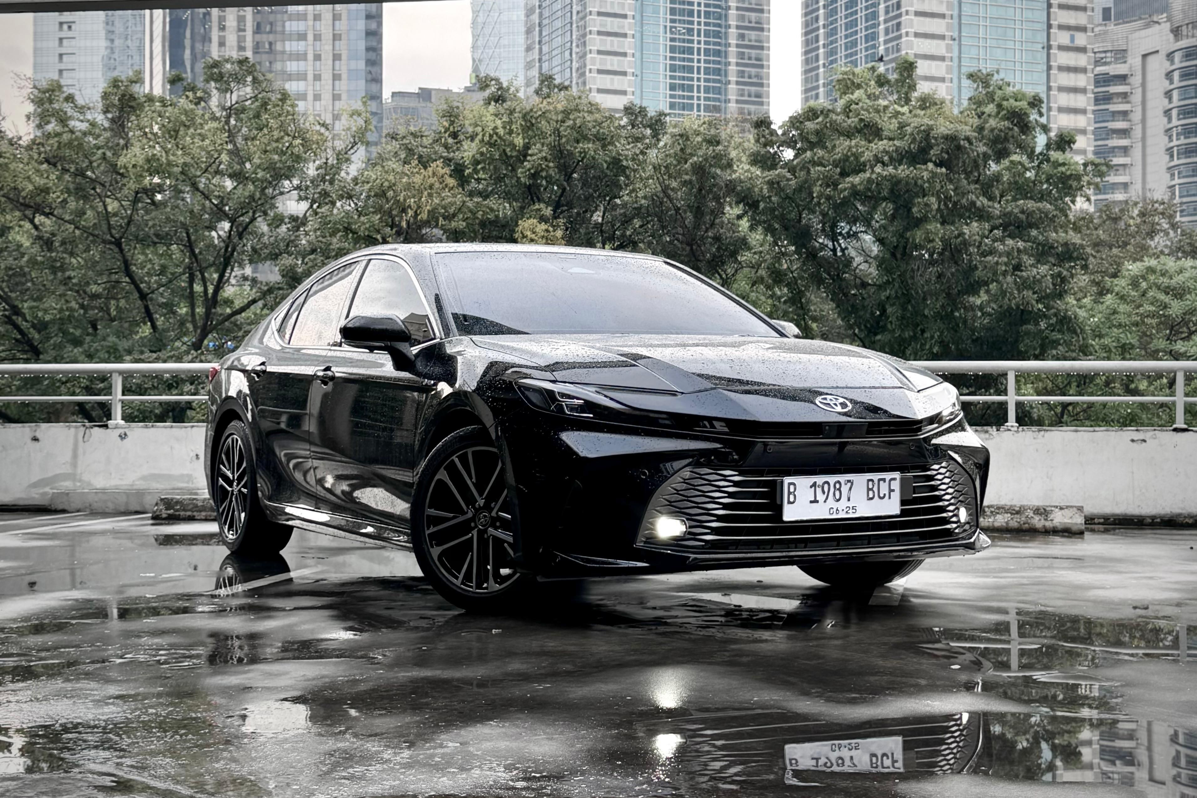 Libur Nataru pakai sedan mewah? Toyota Camry Hybrid bisa jalan sejauh ini