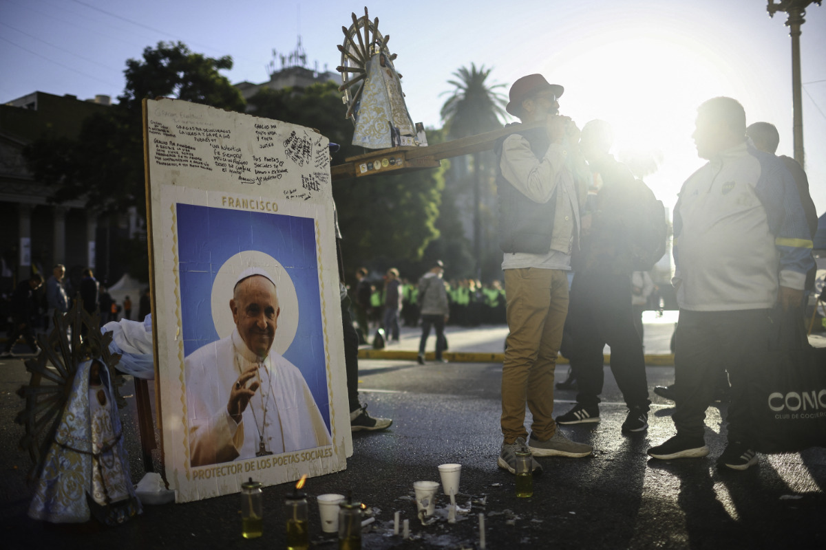 Pope Francis' funeral sees hundreds of thousands gather in mourning