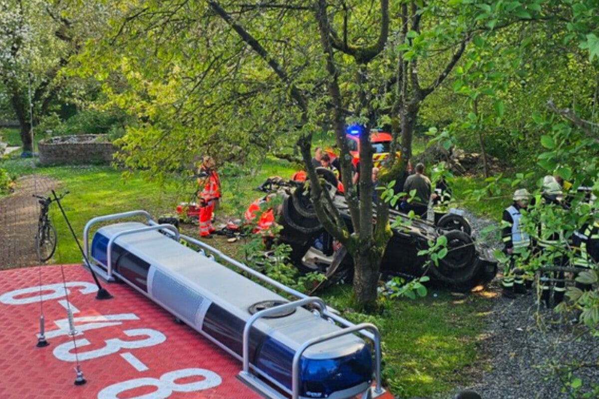 SUV kracht über Leitplanke und bleibt in Garten liegen: Fahrer an ...