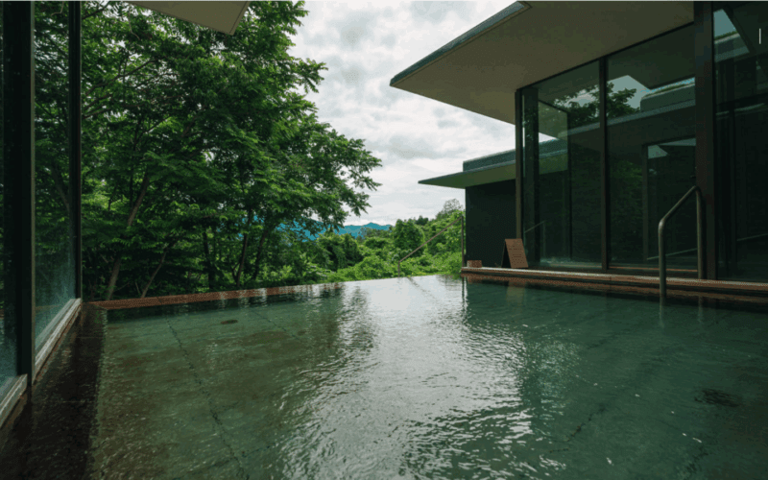 ミシュランガイドホテルセレクションを受賞したアウトドアブランド「Snow Peak」のリゾート施設で100本のバラ体験!