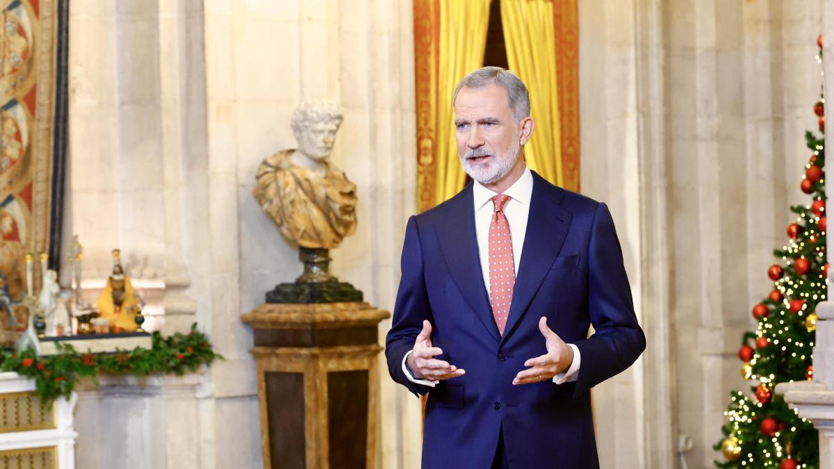 El rey dirige por primera vez de pie uno de sus discursos más cortos