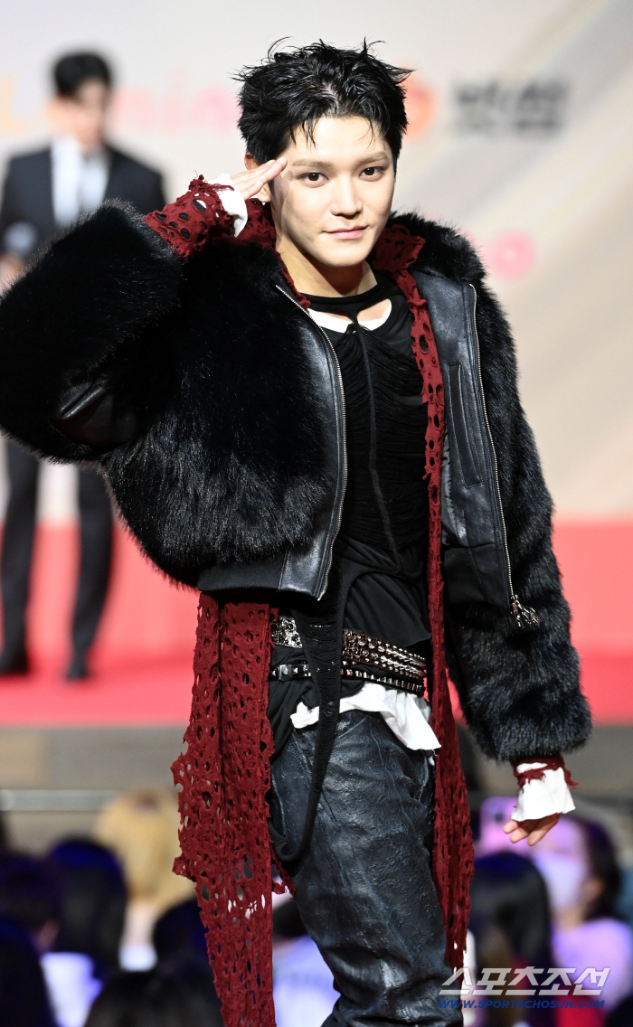 Taeyong, a sharp salute