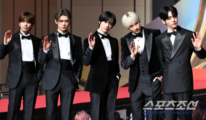 Tomorrow X Together, handsome tuxedo