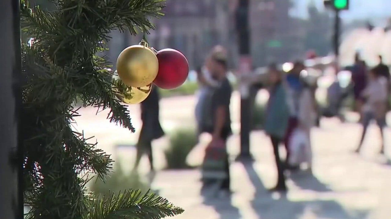 Shoppers brave long lines to do last-minute holiday shopping on ...