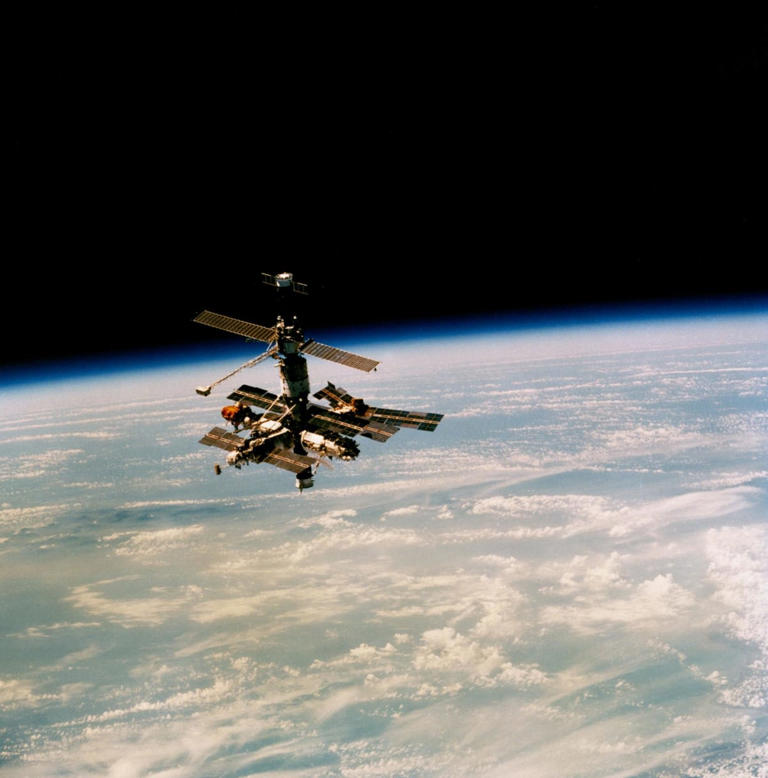 Russia reveals plan to build a new space station using recycled modules ...