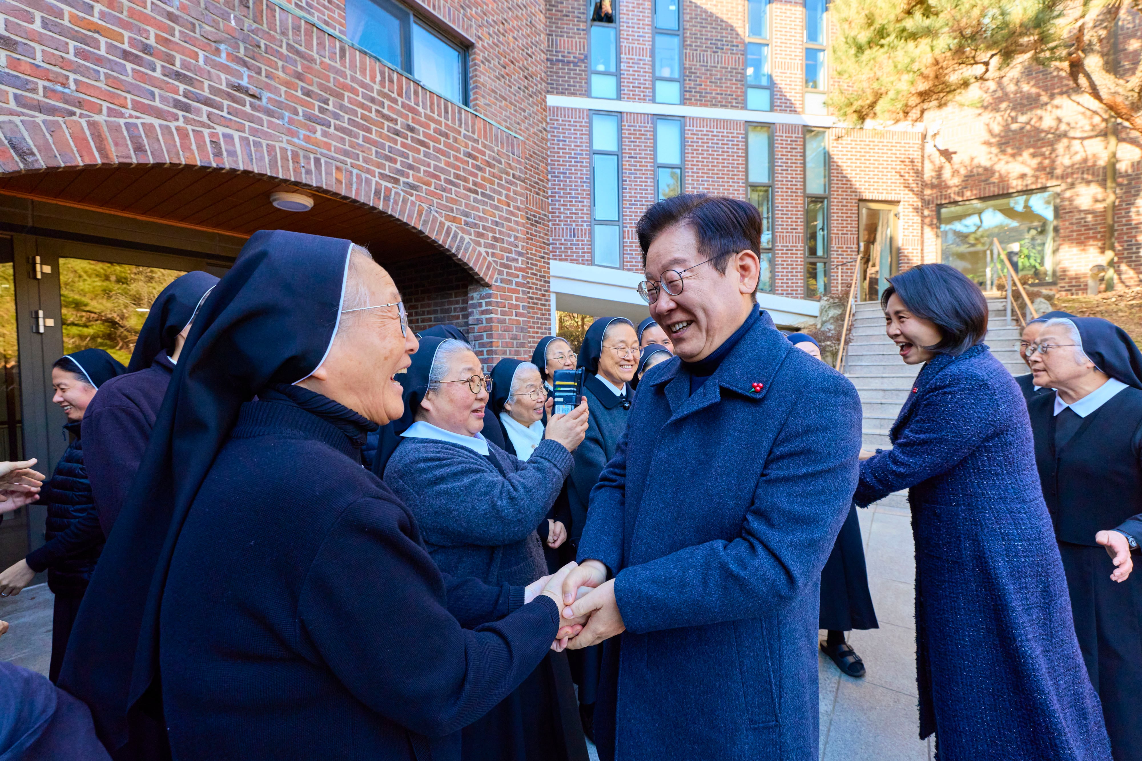 President Lee Jae-myung visits Incheon church, convent to emphasize ...