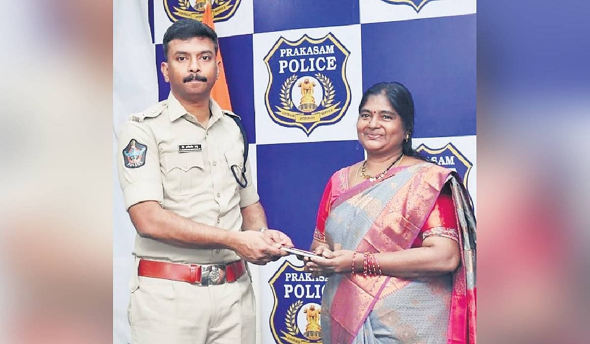 Police return 342 recovered mobile phones to owners in AP's Prakasam ...