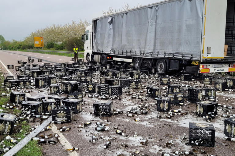 Sauerei auf Bundesstraße: Bier-Laster sorgt für stundenlange Sperrung
