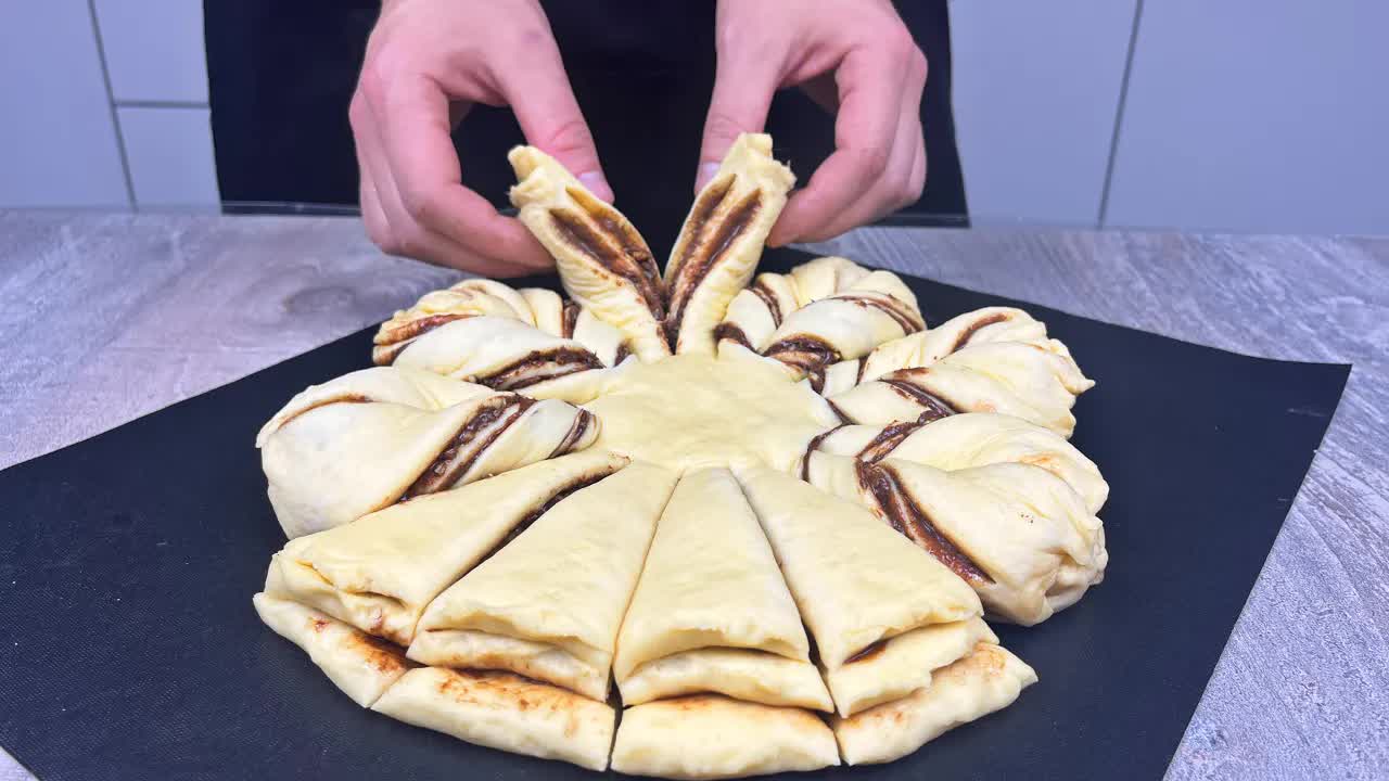 If you have yeast dough and chocolate, make this Christmas dessert ...