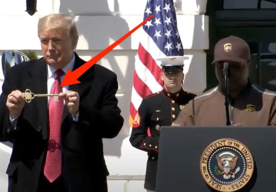 Trump gifts one of five golden keys to President Lee