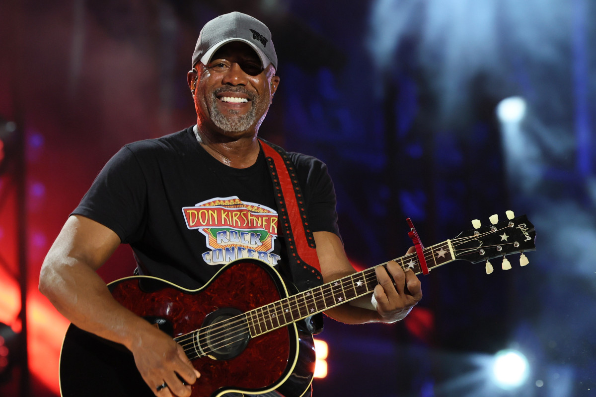 Country music icon offers airport singer $200 to hand over her guitar