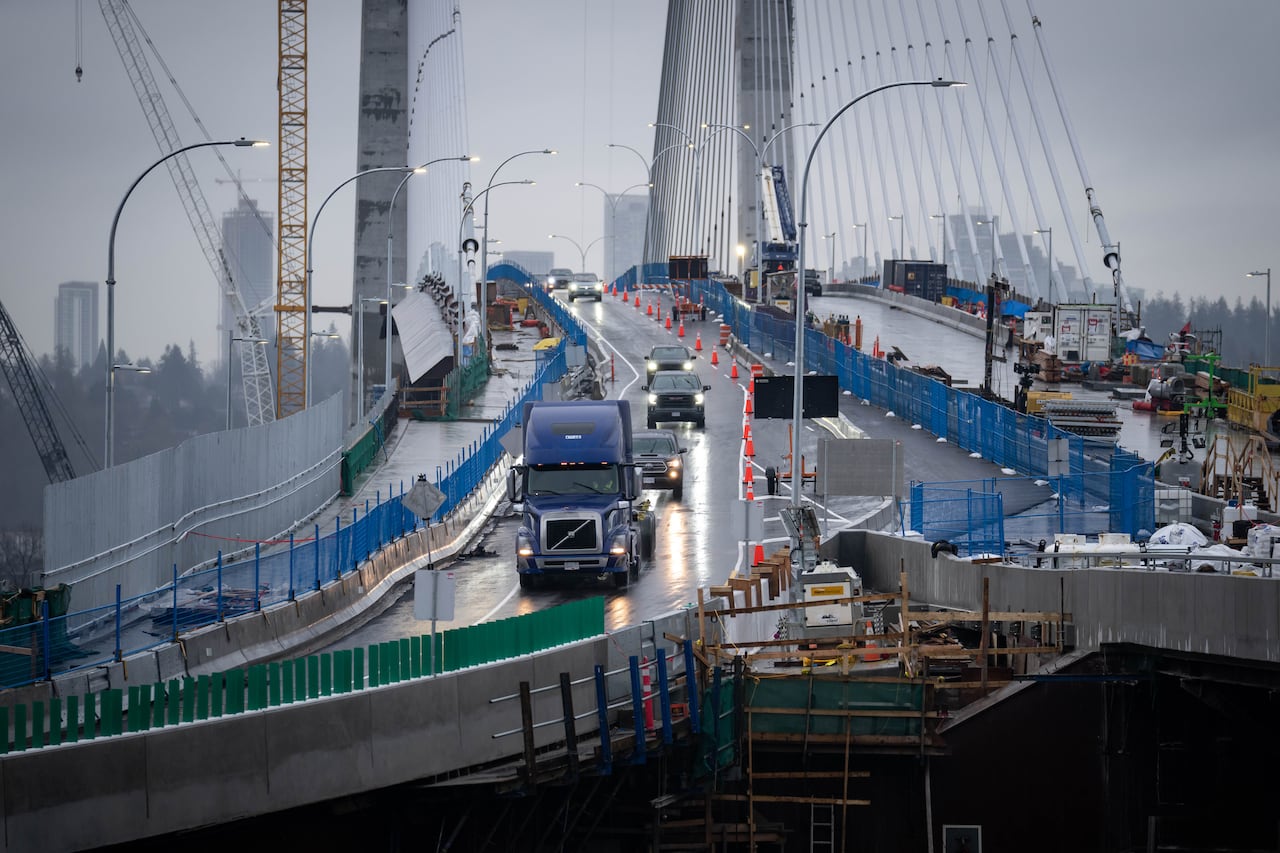 Week-long traffic shutdown begins as Pattullo Bridge switches to ...
