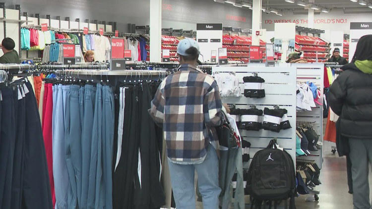 WNY shoppers grab last-minute gifts
