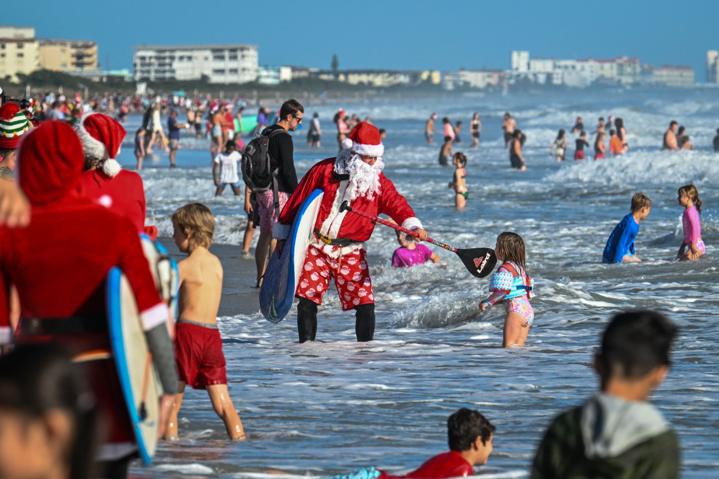 Cookies and cocoa (Beach): Surfing Santas soak up a swell Christmas Eve ...