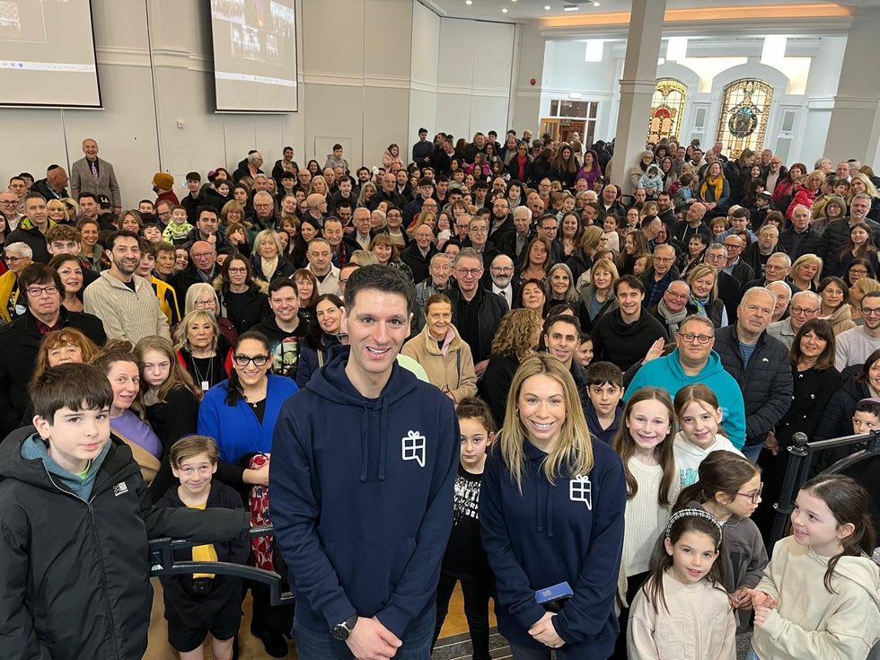 British rabbi delivers 5,000 presents to non-Jewish people working on ...