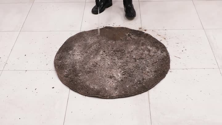 Nettoyage satisfaisant d'un tapis sale