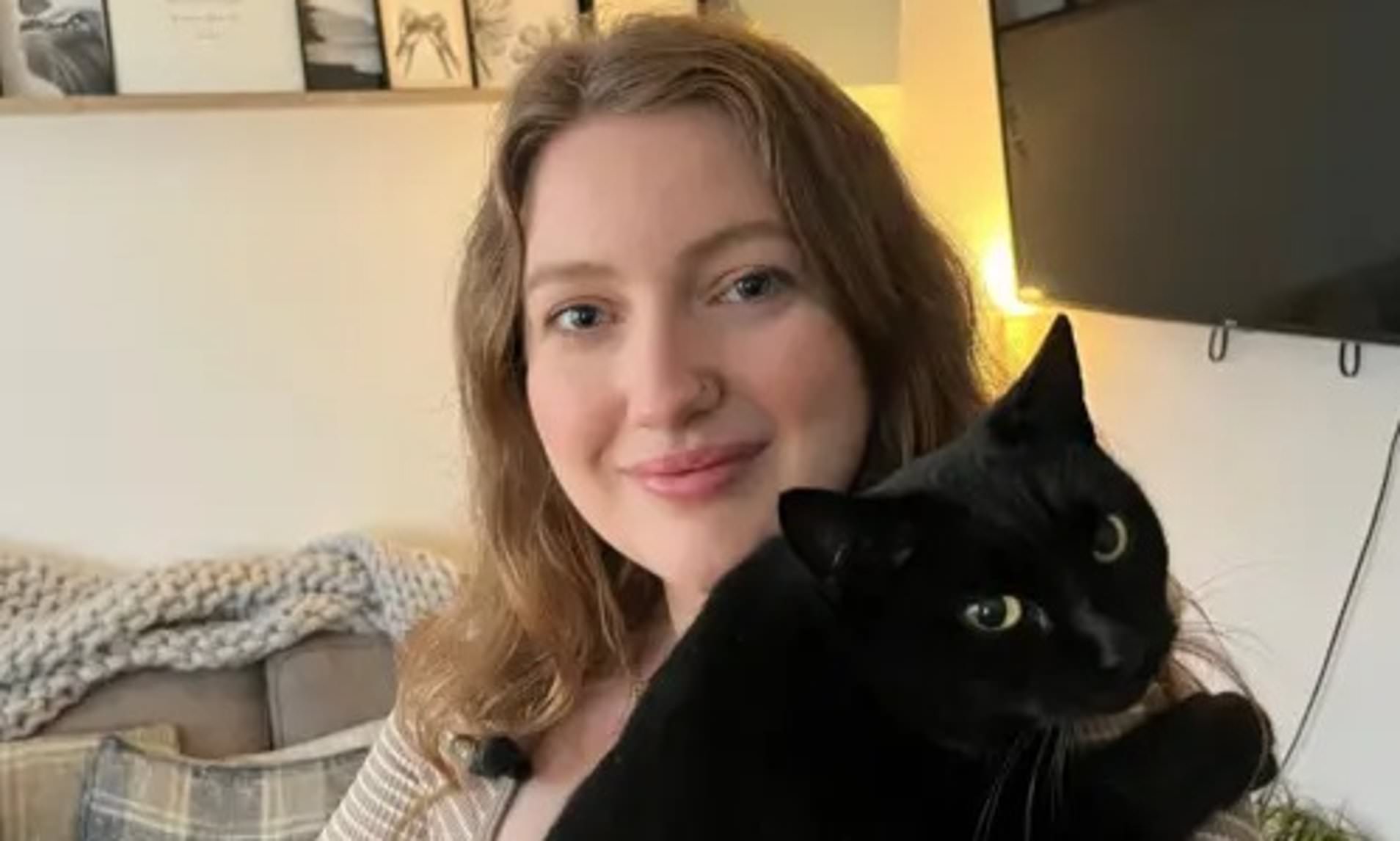 A Christmas miracle! Missing cat is returned FIVE years after it ...