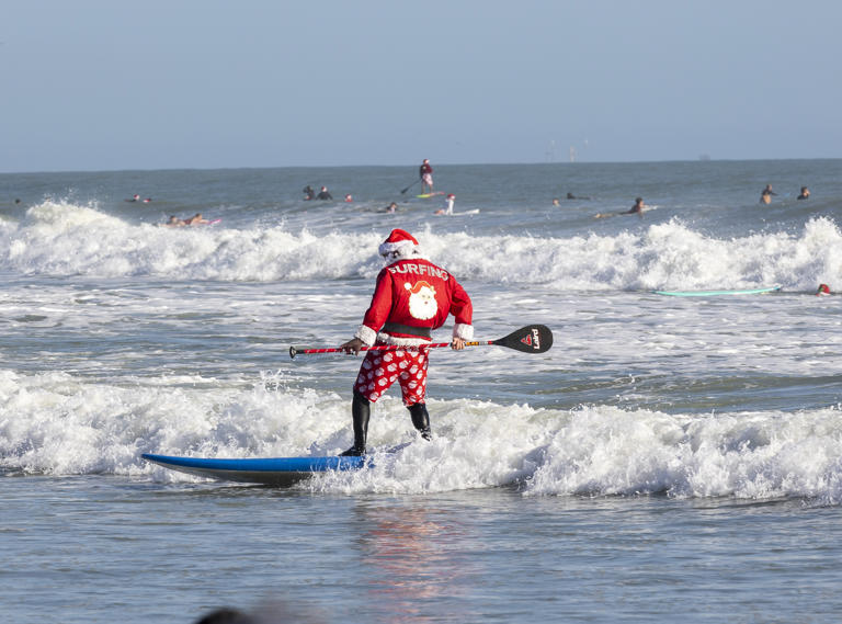 Cookies and cocoa (Beach): Surfing Santas soak up a swell Christmas Eve ...