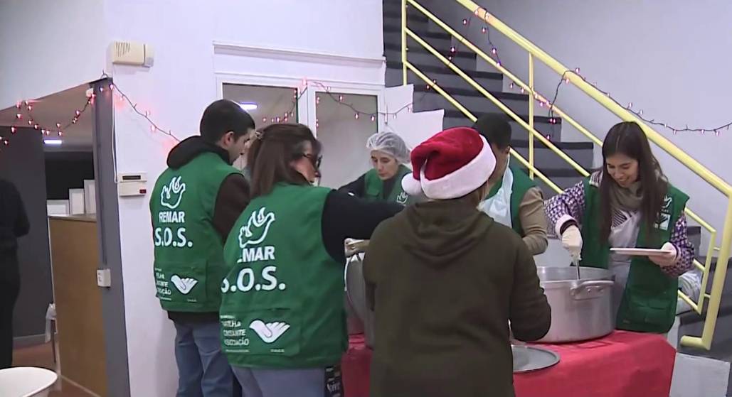 Ceia solidária apoia famílias carenciadas e pessoas em situação de sem ...