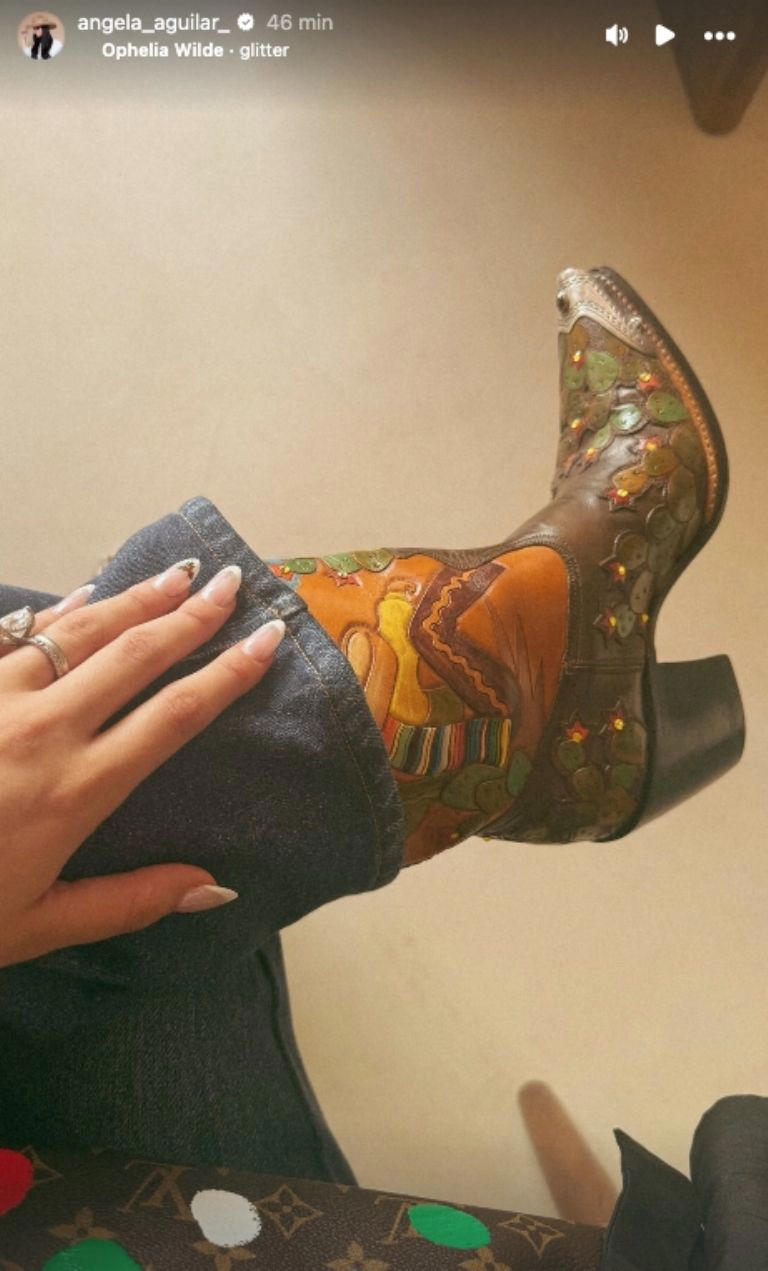 Ángela Aguilar comparte postales de su celebración navideña junto a ...