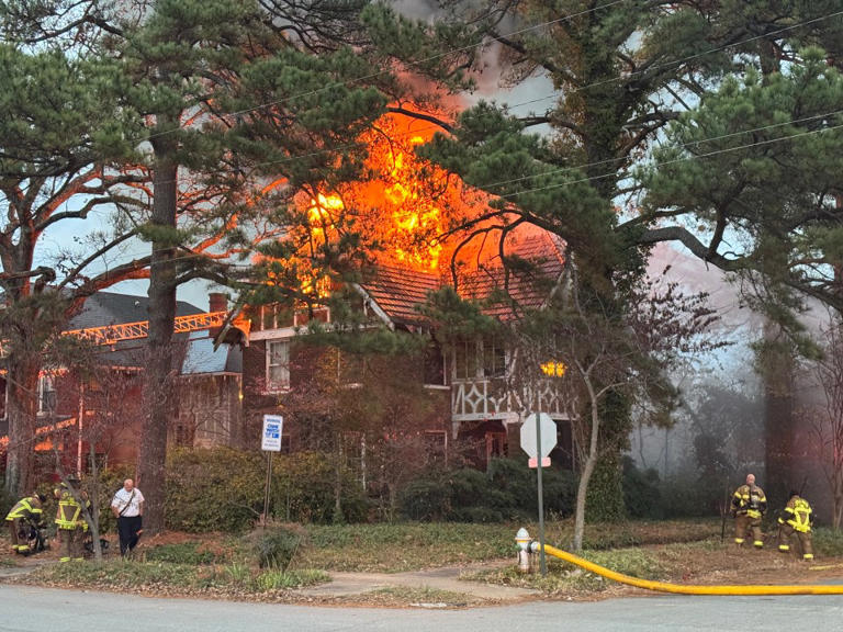 Crews respond to fire at historic home in Little Rock