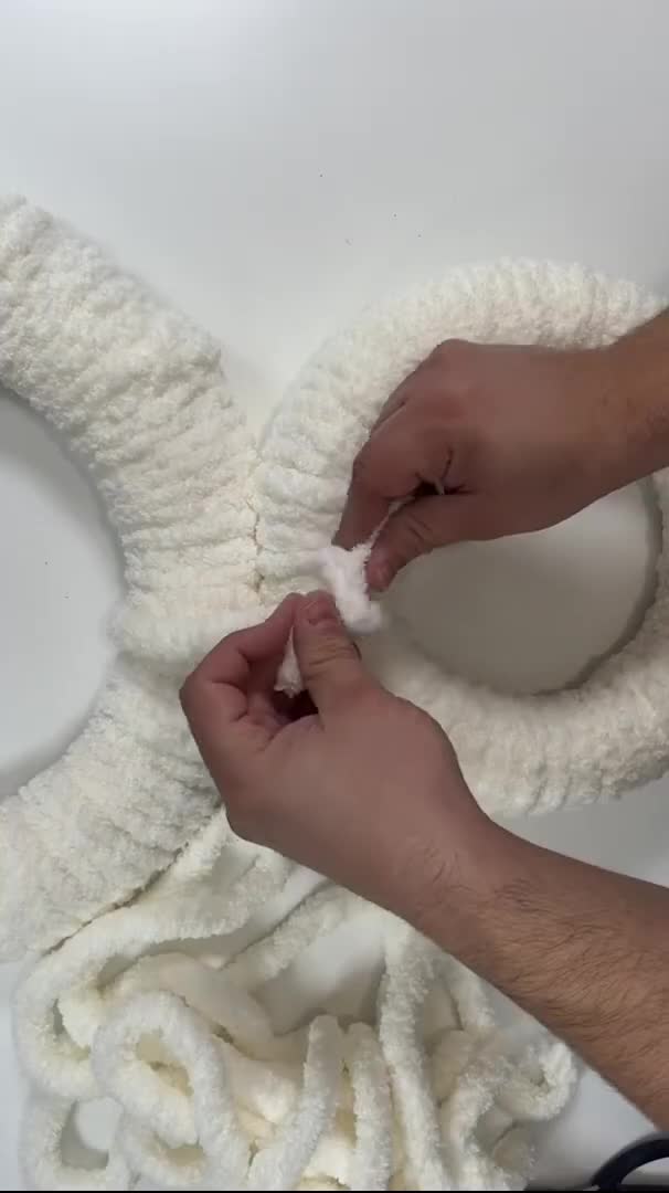 Wrap yarn around a Dollar Tree wreath form 🤭 ️☃️