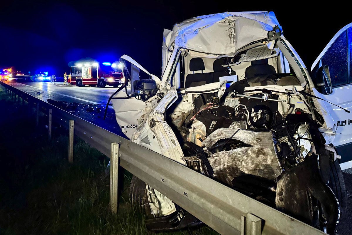 Heftiger Unfall auf A10: Suff-Fahrer kracht mit Transporter in Laster