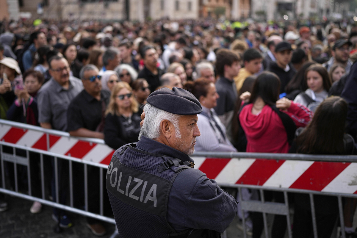 Abschied von Papst Franziskus: Teils chaotische Szenen vor Petersplatz