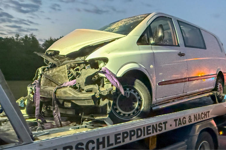 Besoffener kracht mit Mercedes auf A5 in Pannen-Auto: Dessen Fahrer hat ...