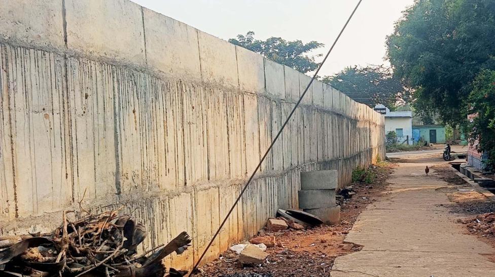 సేలం: ఏమిటీ 220 అడుగుల ‘అంటరాని గోడ’ వివాదం, అసలేం జరిగింది?