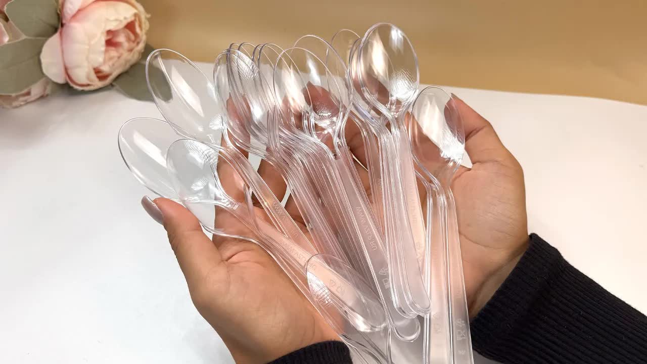 How beautiful! Check out what you can do with plain plastic spoons! DIY