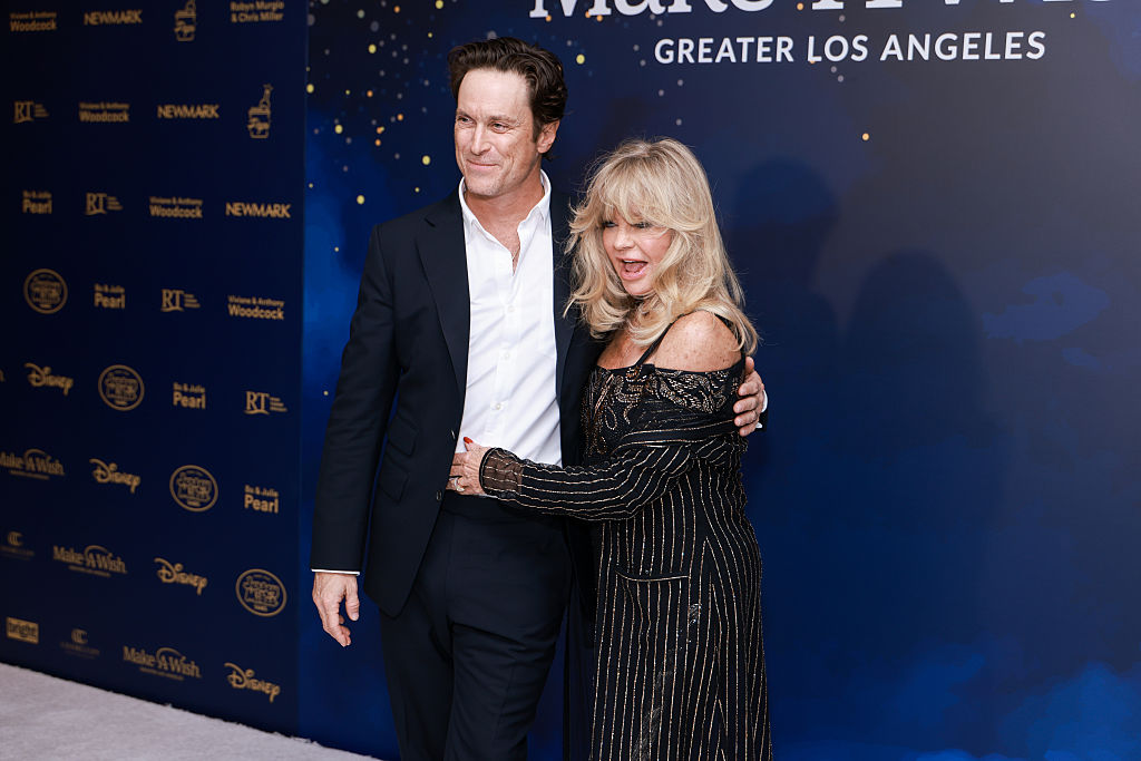 Goldie Hawn’s red carpet gesture toward her son sparks fierce debate