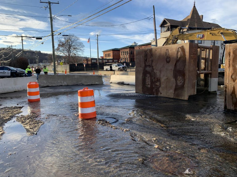 Waterbury addressing second water main break near Thomaston Avenue