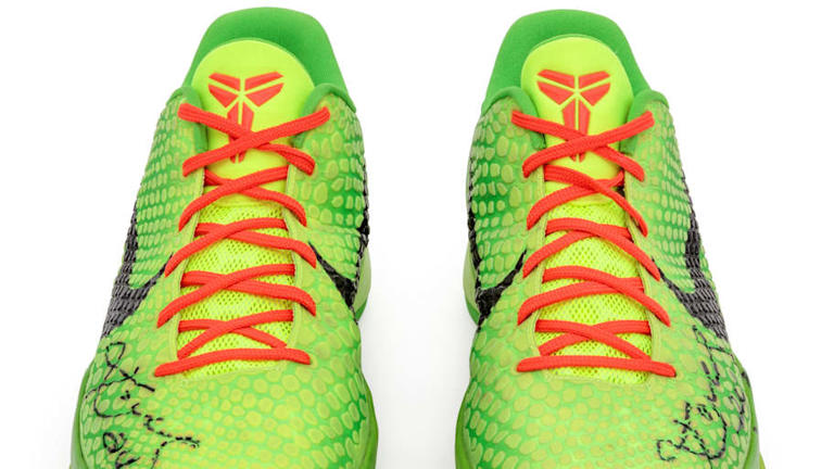 Kobe Bryant's game-worn Nike Kobe 6 'Grinch' hit auction block