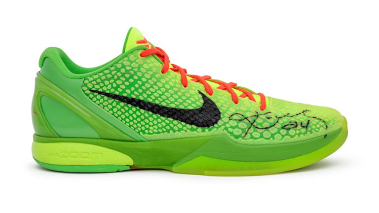 Kobe Bryant's game-worn Nike Kobe 6 'Grinch' hit auction block
