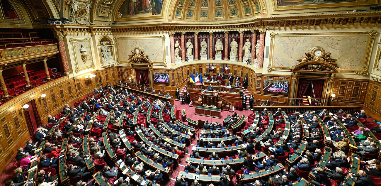 Un sénateur se vomit dessus en pleine séance : le syndrome de Gilbert ...