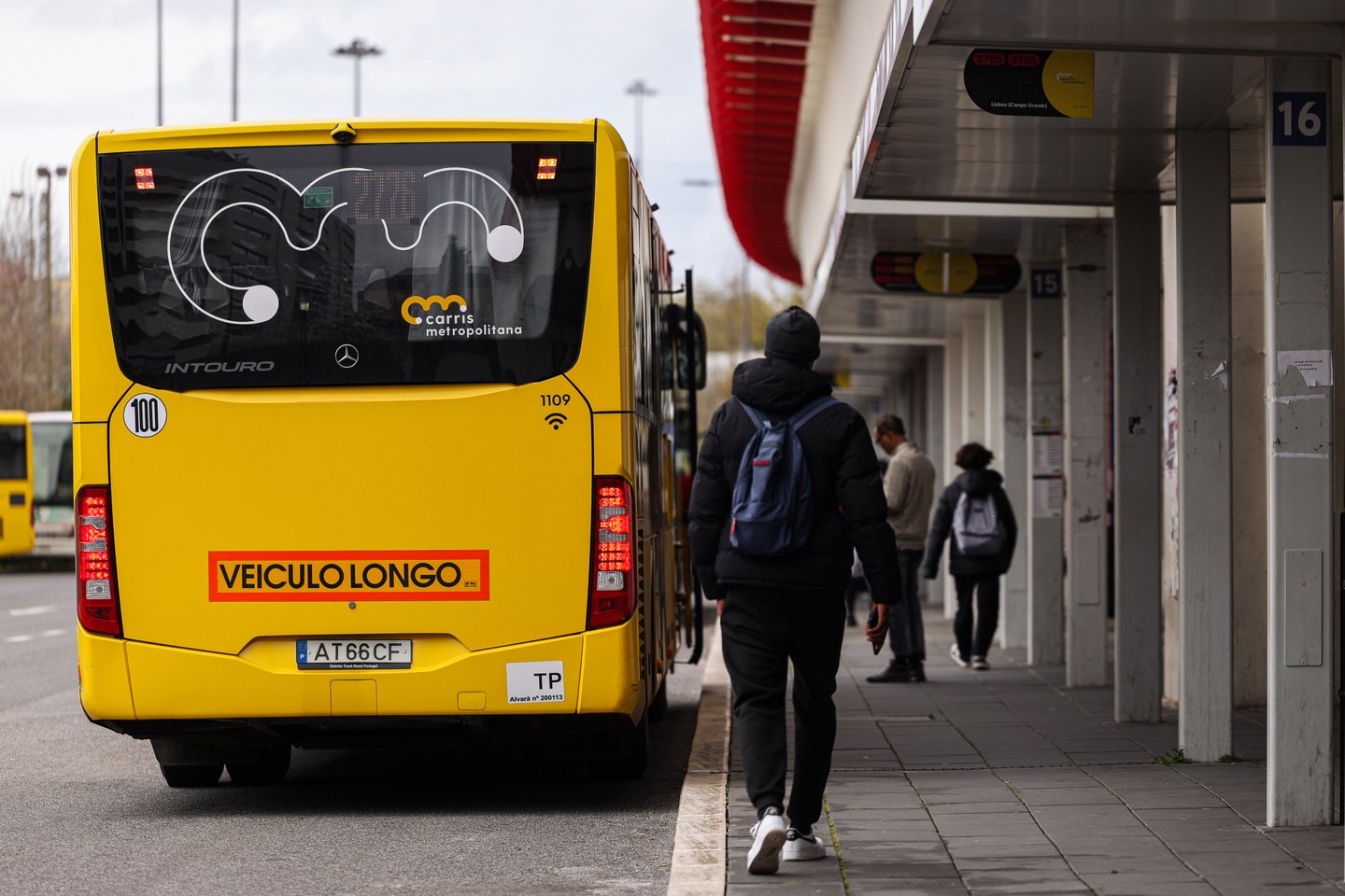 Cadeados, pregos e pneus vazios para travar autocarros