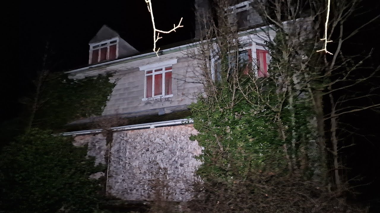 Exploring a 30-year forgotten mansion - everything left behind