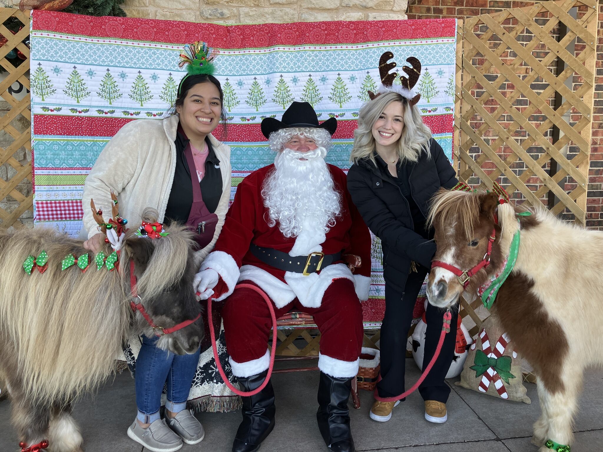 Noon notebook: Unique photos with Santa and a mini