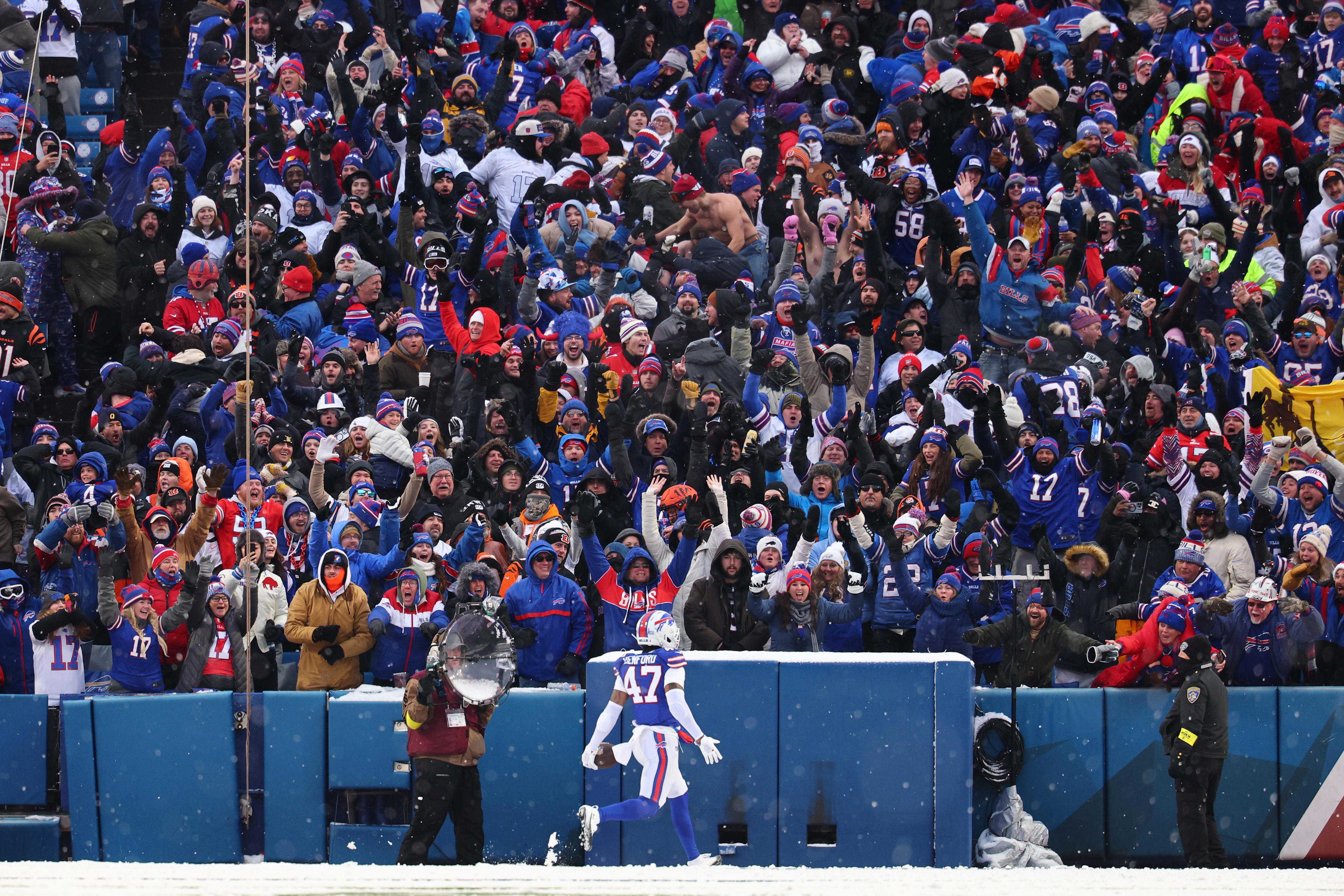 Benford seen in a walking boot after Thursday's practice