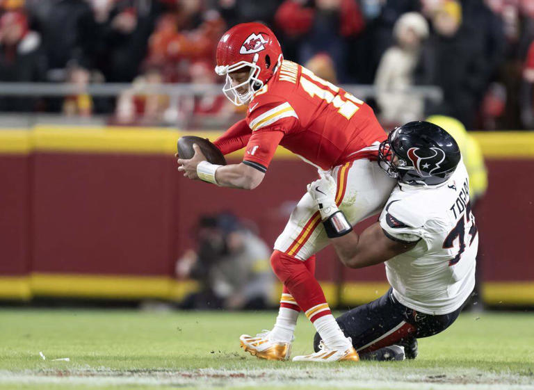 Chiefs' Patrick Mahomes provides update on knee injury ahead of Sunday ...