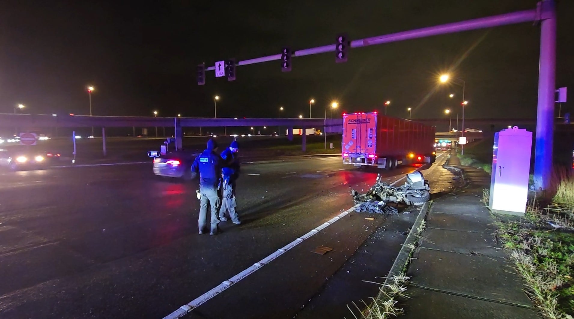 Motorcyclist dies after crash with semi-truck in NE Portland