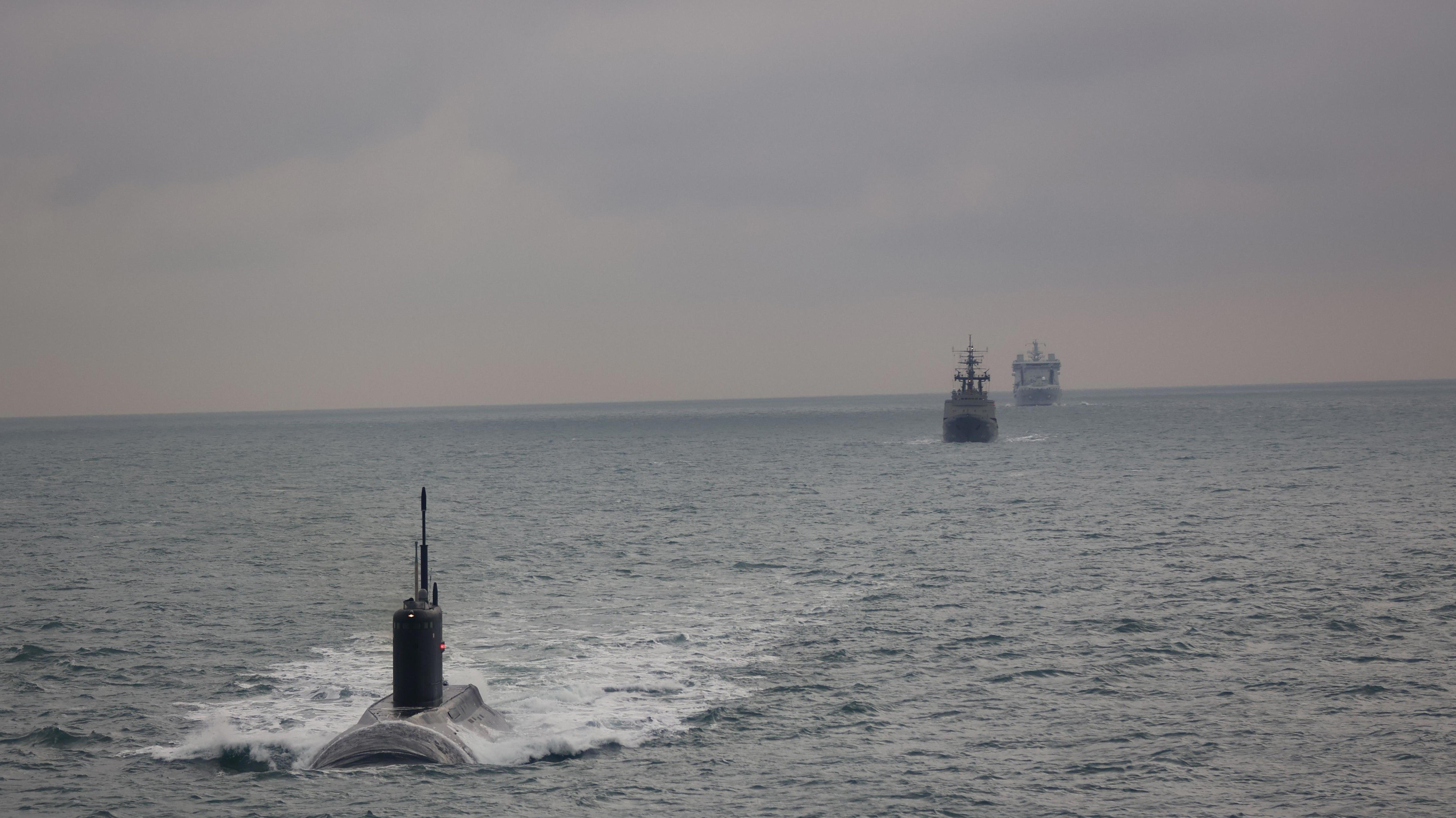 Royal Navy shadows Russian submarine through English Channel