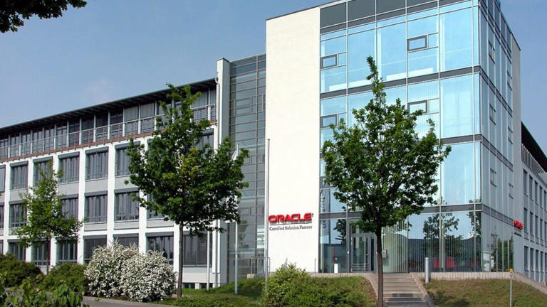 Oracle shares plunge 11% in premarket, dragging down major AI stocks