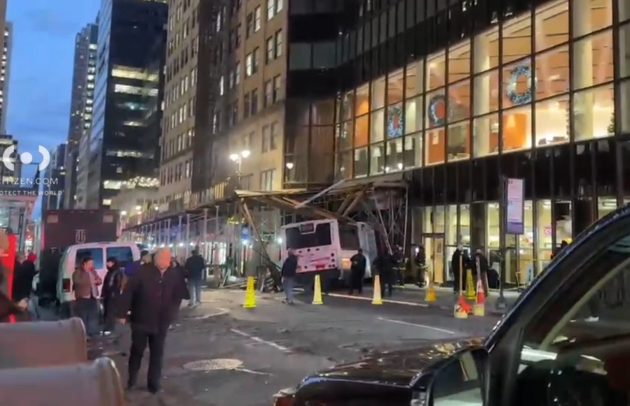 Video: Bus rams into Manhattan scaffolding