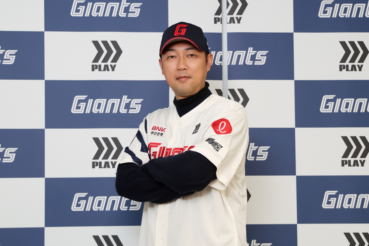 Lotte Giants poach pitching coach from NPB's Tigers