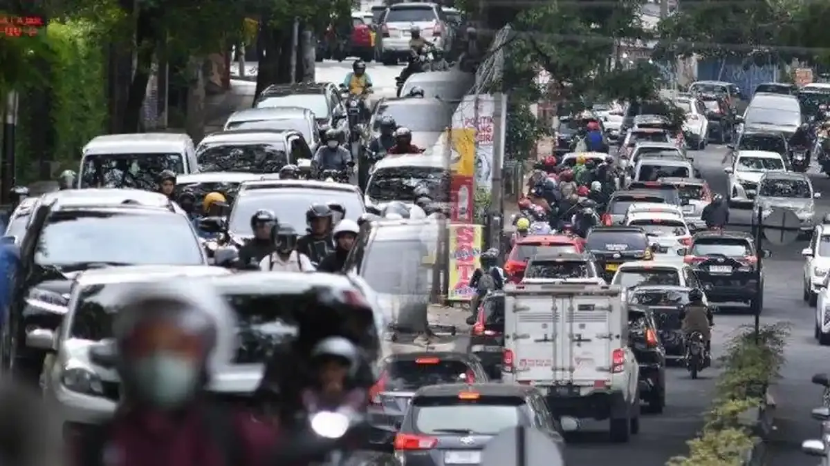 Saat macet kok AC mobil terasa kurang dingin? Ini penjelasannya
