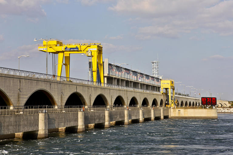 Sihwa Lake tidal power plant turns national embarrassment into global model
