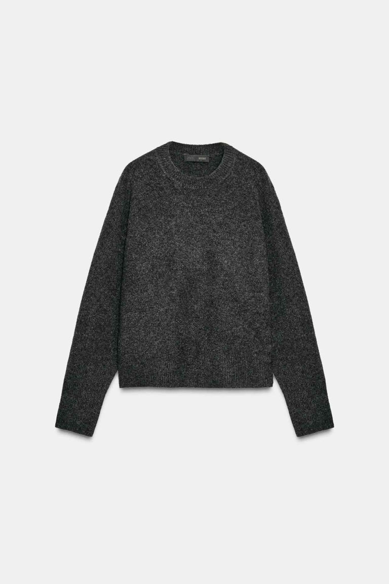 「黒が似合わない」→“この色”試してみて!【ZARA】大人がこなれる「チャコールトップス」