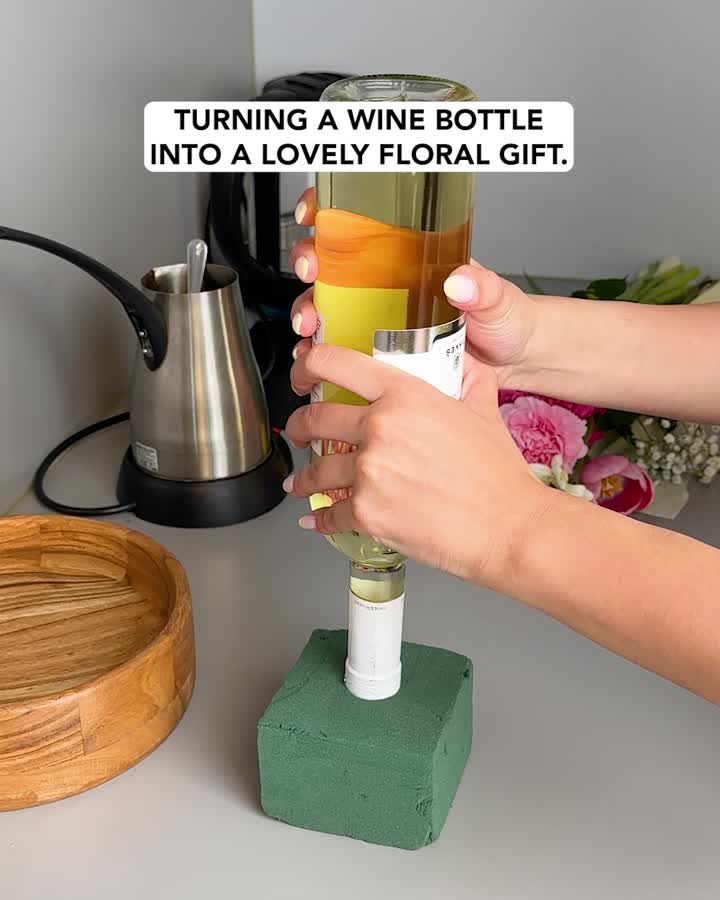 A simple wine bottle turns into a charming floral eye-catcher 💐